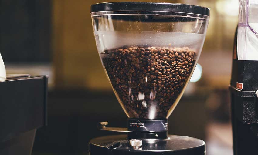 ᐅ Tipps zur perfekten Kaffeezubereitung per Hand oder mit der Maschine